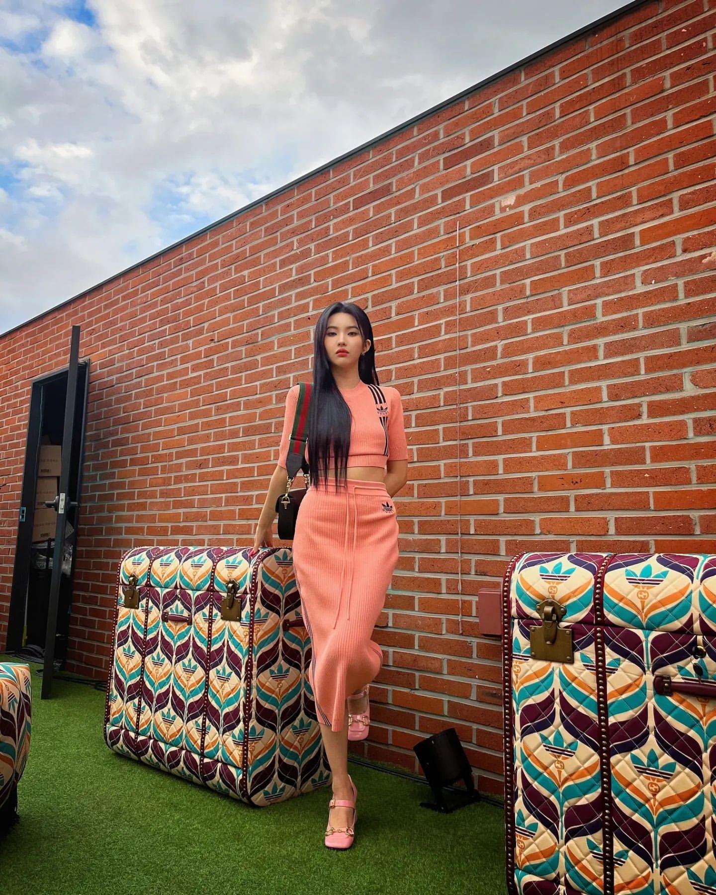 身高157CM，比例出众，(G)I-DLE田小娟，秀出纤细腰围，魅力爆发 - 葱头胖友圈